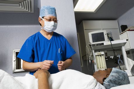 86 Doctor operating on patient Stock Pictures, Editorial Images and ...