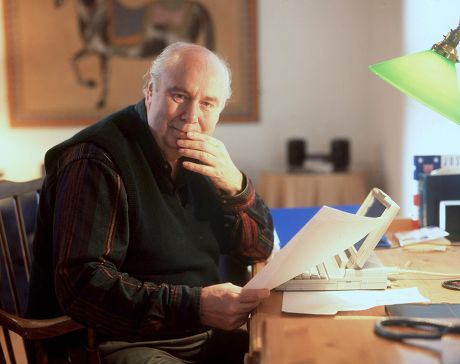 obituary - former radio presenter peter hobday : photos de stock ...