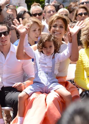 4 Max child son of jennifer lopez and marc anthony hand gesture Stock ...