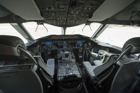 Cockpit Boeing 787 Dreamliner Aircraft Editorial Stock Photo - Stock ...