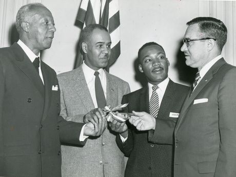 1 Chairman of southern leaders conference and leader of the bus boycott ...