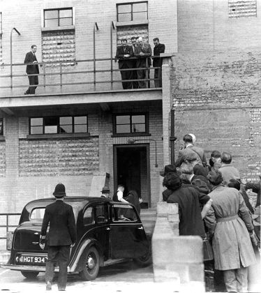 Detectives Enter Tottenham Court Road Police Editorial Stock Photo ...