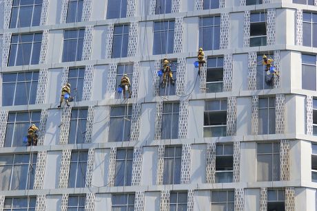 82 Cleaning skyscraper windows Stock Pictures, Editorial Images and ...