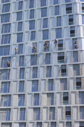 82 Cleaning skyscraper windows Stock Pictures, Editorial Images and ...