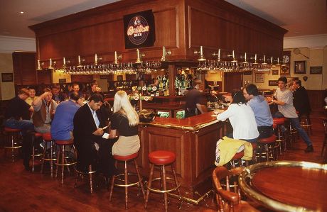 2 CHEERS BAR IN REGENT STREET, LONDON, BRITAIN - 1997 Stock Pictures ...