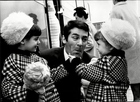 Pentru Comedian Ted Rogers Airport His Daughters este fotografie ...