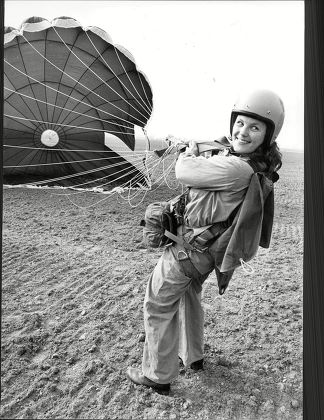 Streaker Erica Roe Parachuting Erika Roe Redaktionelles Stockfoto ...