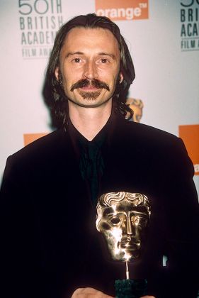10 Holding award bafta awards london britain 1998 Stock Pictures ...