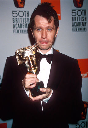 10 Holding award bafta awards london britain 1998 Stock Pictures ...