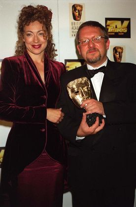10 Holding award bafta awards london britain 1998 Stock Pictures ...