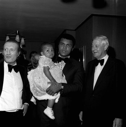 Muhammad Ali Holding Baby Daughter Laila Editorial Stock Photo - Stock ...