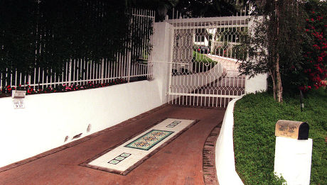 "1999 august home residence front gate of william shatner actor ...