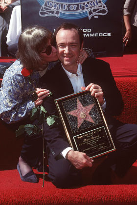 imágenes de KEVIN SPACEY RECEIVING STAR ON THE HOLLYWOOD WALK OF FAME ...