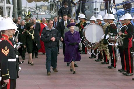 QUEEN ELIZABETH II AT THE TEAM PHILIPS ROUND THE WORLD YACHT RACE ...