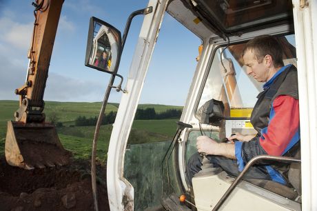 250 Excavator digging Stock Pictures, Editorial Images and Stock Photos ...