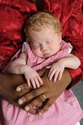fotos de Black Parents Have Whiteskinned Baby Nmachi - Foto de stock de ...