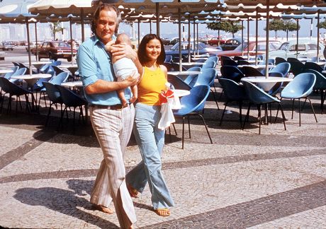 RONNIE BIGGS - GREAT TRAIN ROBBER WITH WIFE RAIMUNDA DE CASTRO AND SON ...