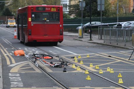 __COUNT__ imágenes de Scene of fatal traffic accident after cyclist is ...
