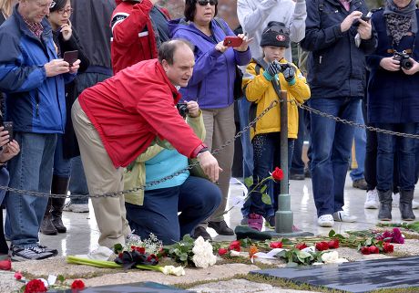 People Pay Tribute Grave Site Former Editorial Stock Photo - Stock ...