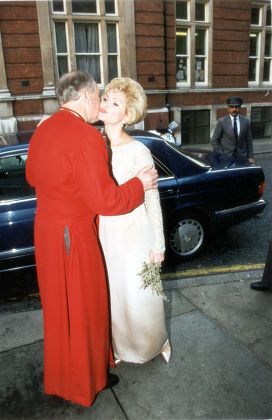 Fiona Fullerton Kissing Priest On Her 新闻传媒库存照片 - 库存图片 | Shutterstock