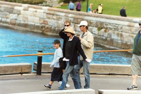 BRYAN BROWN, SAM NEILL, RACHEL WARD AND JOHN GOODMAN GOING ON A BOAT ...