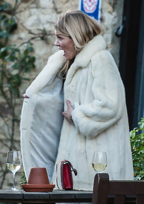 Kate Moss Smoking Outside Pub Editorial Stock Photo - Stock Image ...
