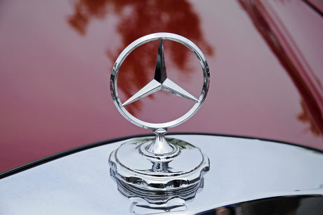 250 Mercedes benz car emblem Stock Pictures, Editorial Images and Stock ...