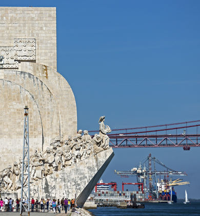 Monumento Los Descubrimientos Monument Discoveries Ponte Editorial ...