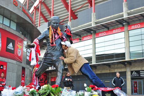 5 Eusébio da silva ferreira statue Stock Pictures, Editorial Images and ...
