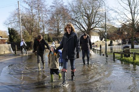 Woman Her Children Walk Through Flood Editorial Stock Photo - Stock ...