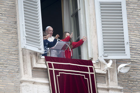 Pope Francis I peace doves attacked by crow and seagull, Vatican City ...