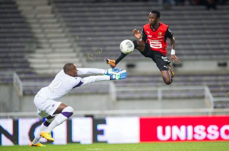 Rennes Player Jonathan Pitroipa Toulouses Goalkeeper Editorial Stock ...