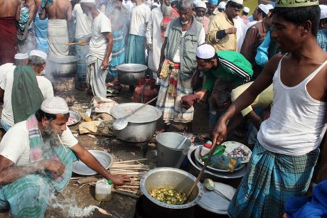 Men Cooking Meals Pilgrims Threedaylong Biswa Editorial Stock Photo ...