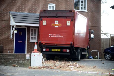__COUNT__ Royal Mail truck crashes into front of house in Gosport ...