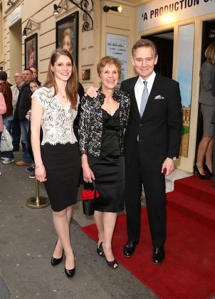 __COUNT__ imágenes de 'Relative Values' Play press night at The Harold ...