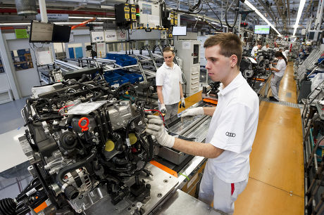8 Conveyor belt engine assembly line Stock Pictures, Editorial Images ...