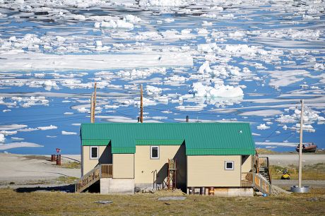 House Inuit People Village Ulukhaktok Ice Editorial Stock Photo - Stock ...