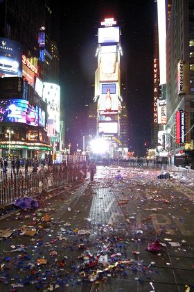 NEW YEAR'S EVE CELEBRATIONS NEW YORK, AMERICA - 31 DEC 2001 / 01 JAN ...