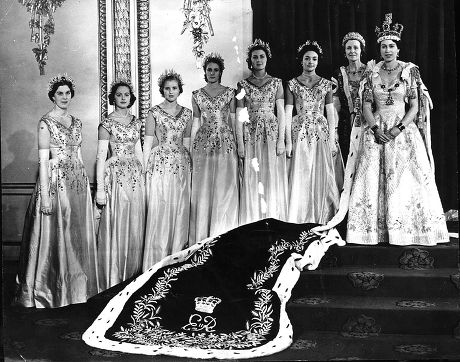 Queen Elizabeth Ii Her Attendants Lr Redaktionelles Stockfoto ...