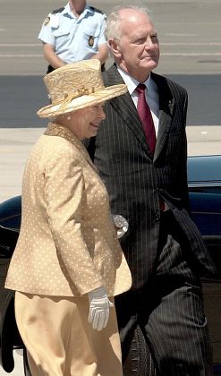 QUEEN ELIZABETH II VISITING ADELAIDE, AUSTRALIA - 27 FEB 2002 Stock ...