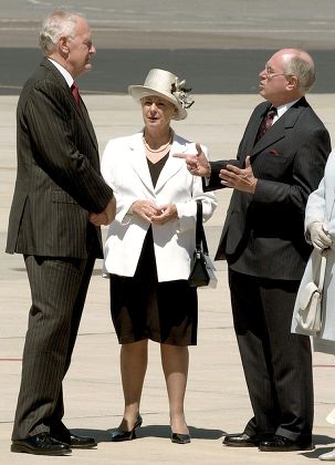QUEEN ELIZABETH II VISITING ADELAIDE, AUSTRALIA - 27 FEB 2002 Stock ...