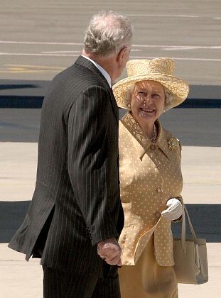 QUEEN ELIZABETH II VISITING ADELAIDE, AUSTRALIA - 27 FEB 2002 Stock ...