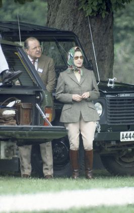 Queen Elizabeth Ii Standing Front Land Editorial Stock Photo - Stock ...