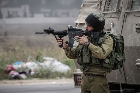 Israeli Soldier Aiming His Automatic Rifle Editorial Stock Photo ...