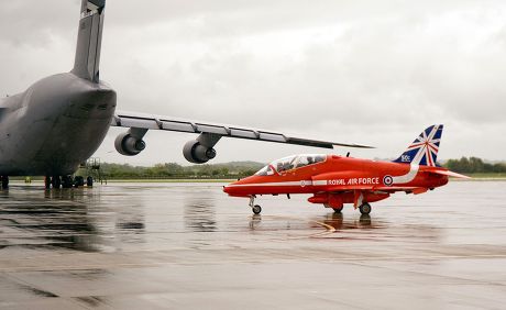 The Red Arrows line up at RAF Fairford, Swindon, Britain - 04 Jun 2014 ...