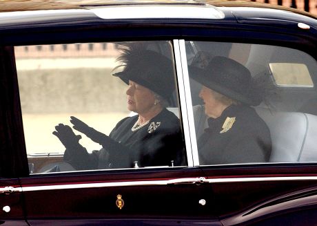Queen Elizabeth Ii Leaving Buckingham Palace Editorial Stock Photo ...