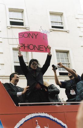 __COUNT__ MICHAEL JACKSON IN EXETER PROTESTING AGAINST SONY RECORDS ...