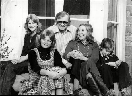 Dennis Potter Playwright His Wife Margaret - Foto de stock de contenido ...