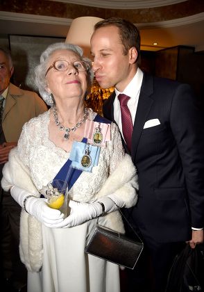 Mary Reynolds Queen Elizabeth Ii Lookalike Editorial Stock Photo ...
