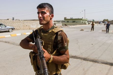 imágenes de Kurdish peshmerga fighters preparing to defend against ISIS ...